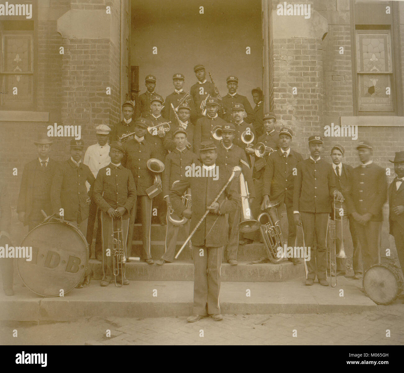 African American band posés sur les étapes pour la construction en ...