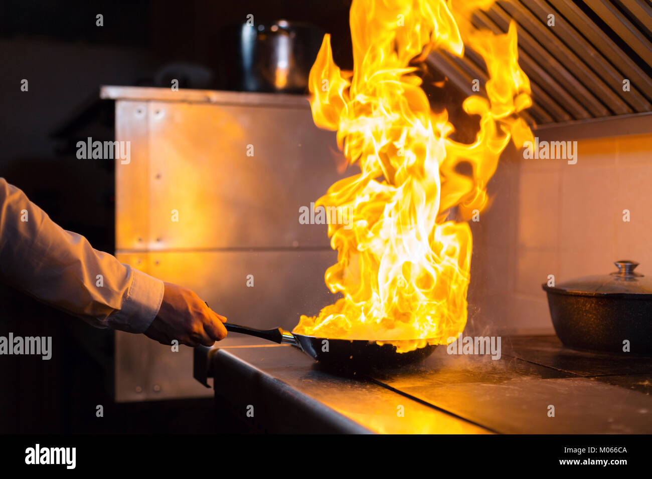 Rôti de côte d'agneau flambé. Avec le feu de cuisson dans une poêle ...