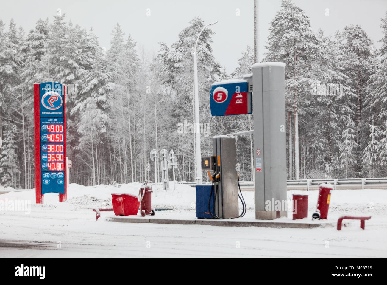 La Carélie, RUSSIE-circa 2018 : JAN, pompe à carburant ouvert pour le ...