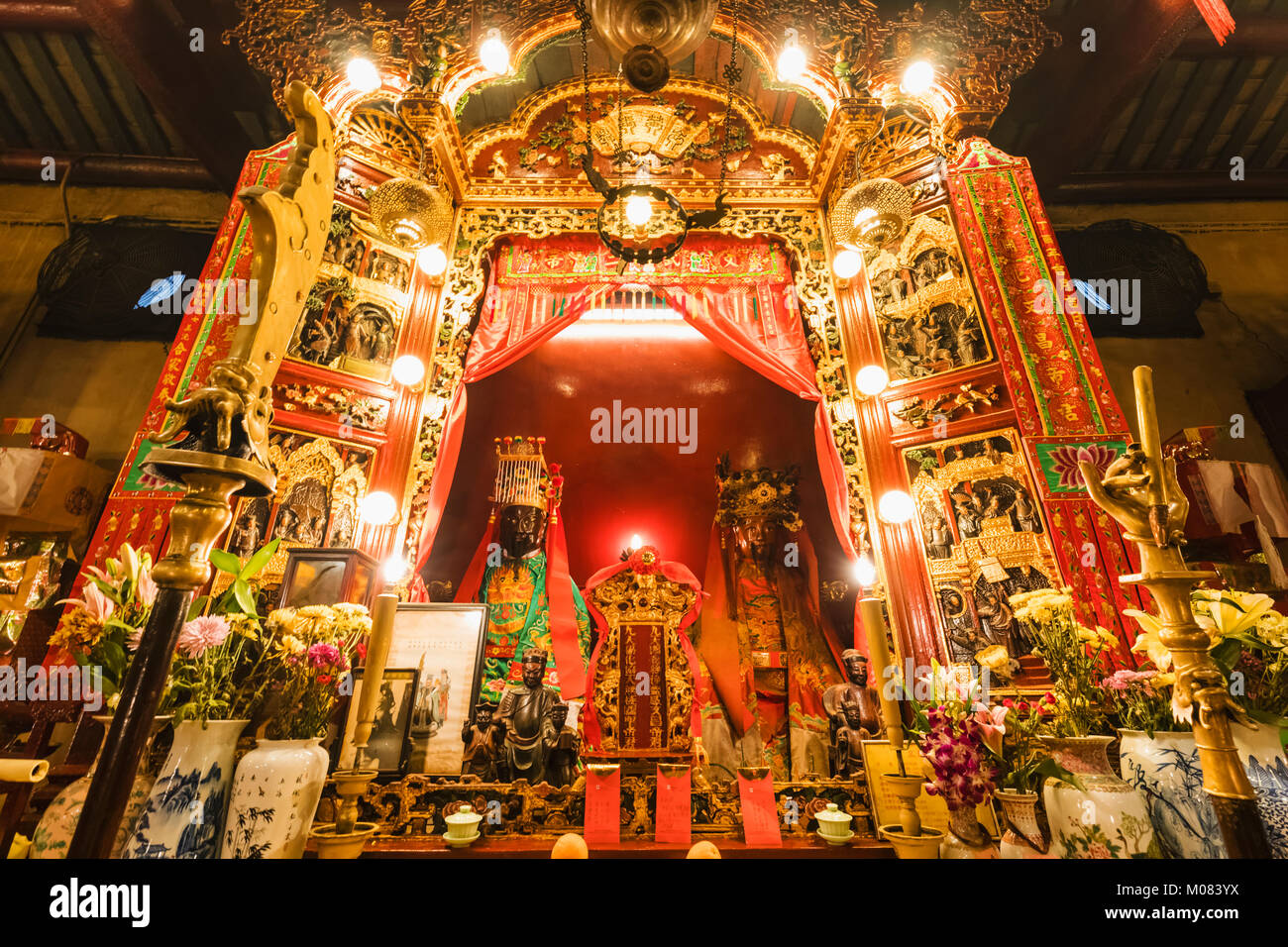 La Chine, Hong Kong, Central, Hollywood Road, Temple Man Mo, statues de ...