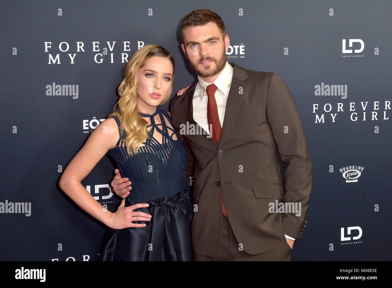 Jessica Rothe et Alex Roe assister à la 'Forever My Girl' première à l ...