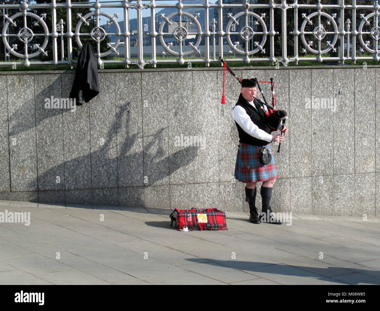Musicien de la rue Highland piper en robe kilt cornemuse Waverley ...