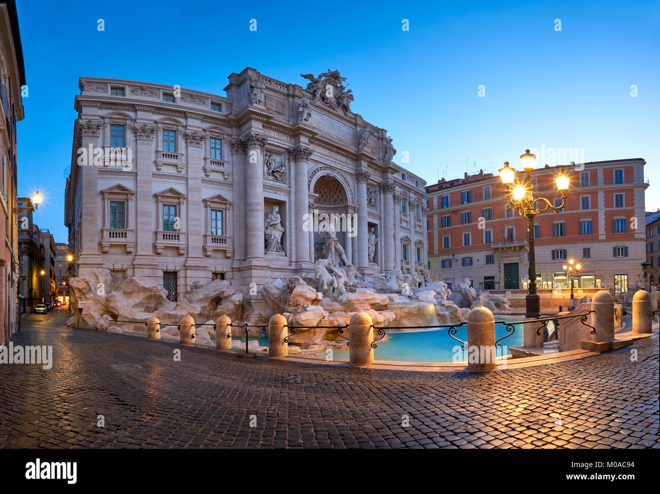 Fontaine de Trevi à Rome, en Italie, dans la nuit. Photo panoramique ...