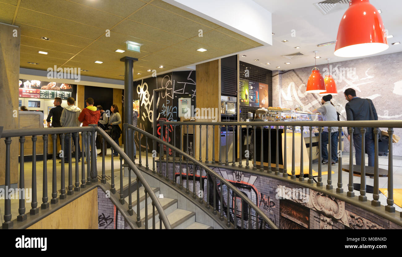 Paris mcdonalds interieur Banque de photographies et d’images à haute ...