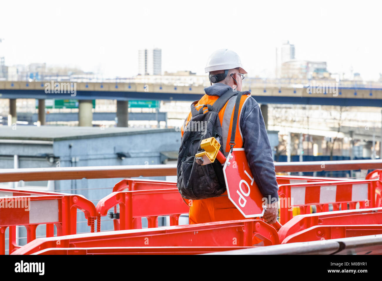 Vue arrière d'un travailleur de la construction à l'aide d'un stop ...