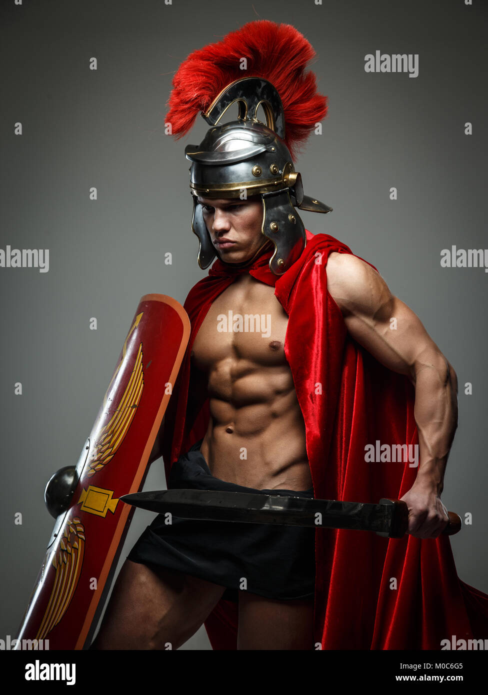 Homme habillé en armure romaine Photo Stock - Alamy