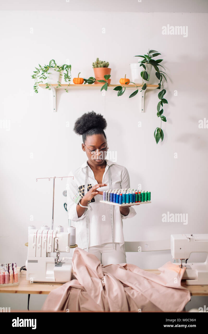 Couturière noire Banque de photographies et d’images à haute résolution ...