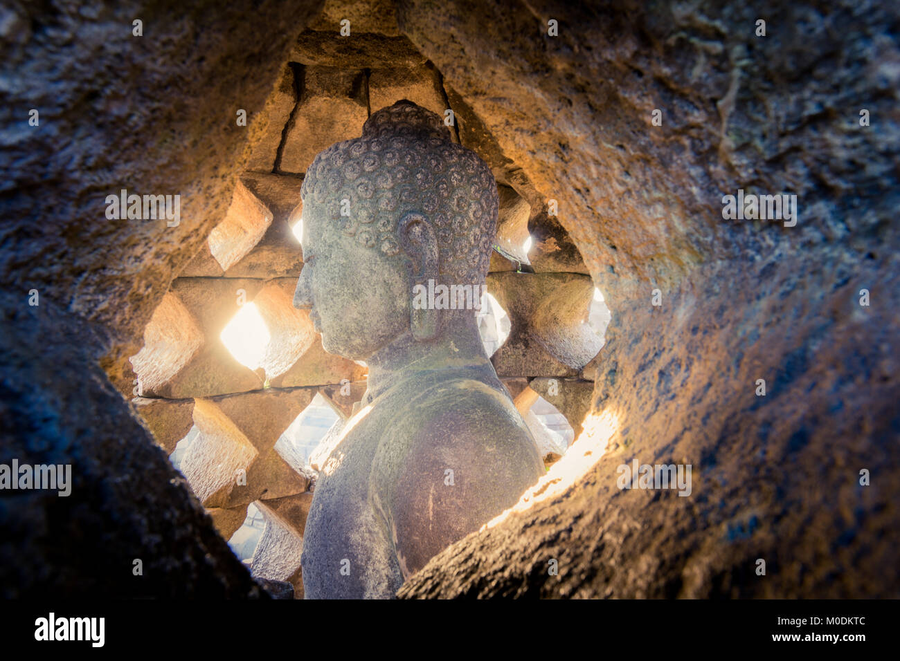 Anciennes statues de bouddha dans un temple Banque de photographies et d’images à haute ...