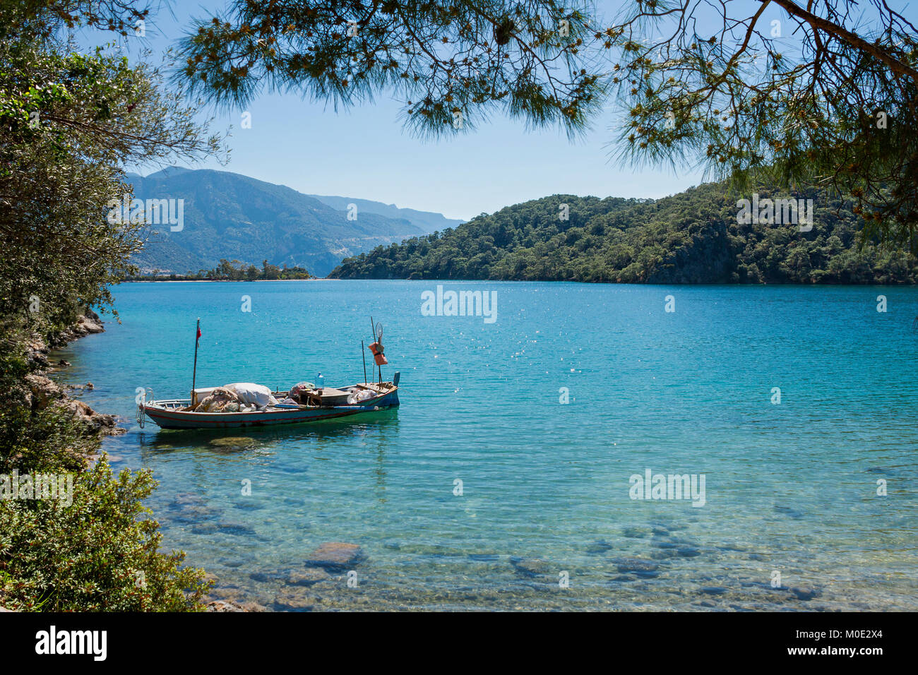 Côte turque avec eaux turquoise de la mer Egée, à Oludeniz, Fethiye ...