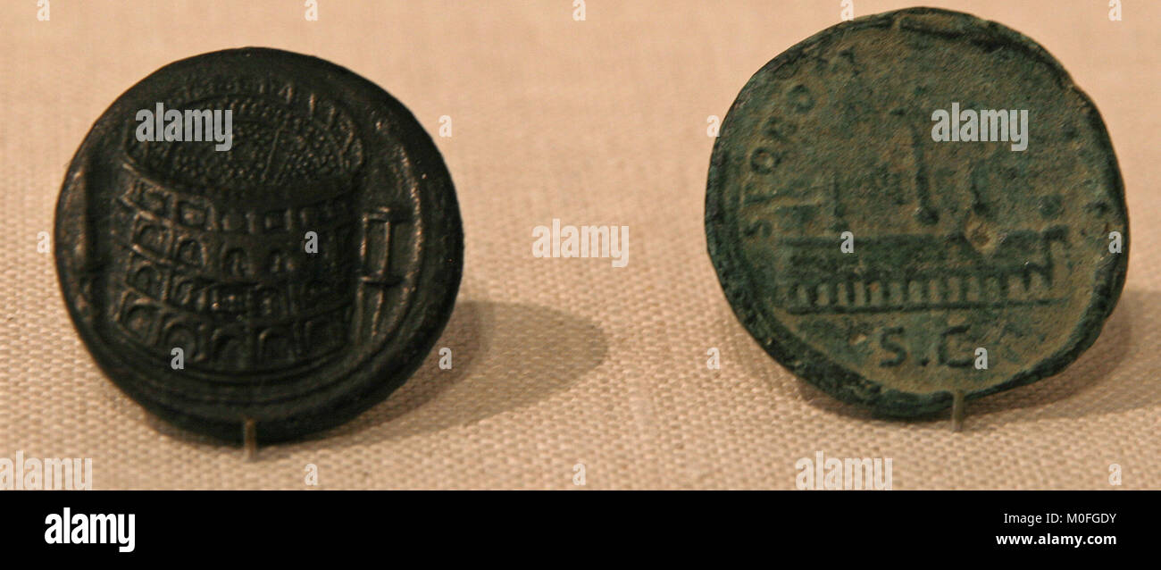 Un sesterce en laiton de Titus Colisée (80-81 AD) et l'autre de Circus ...