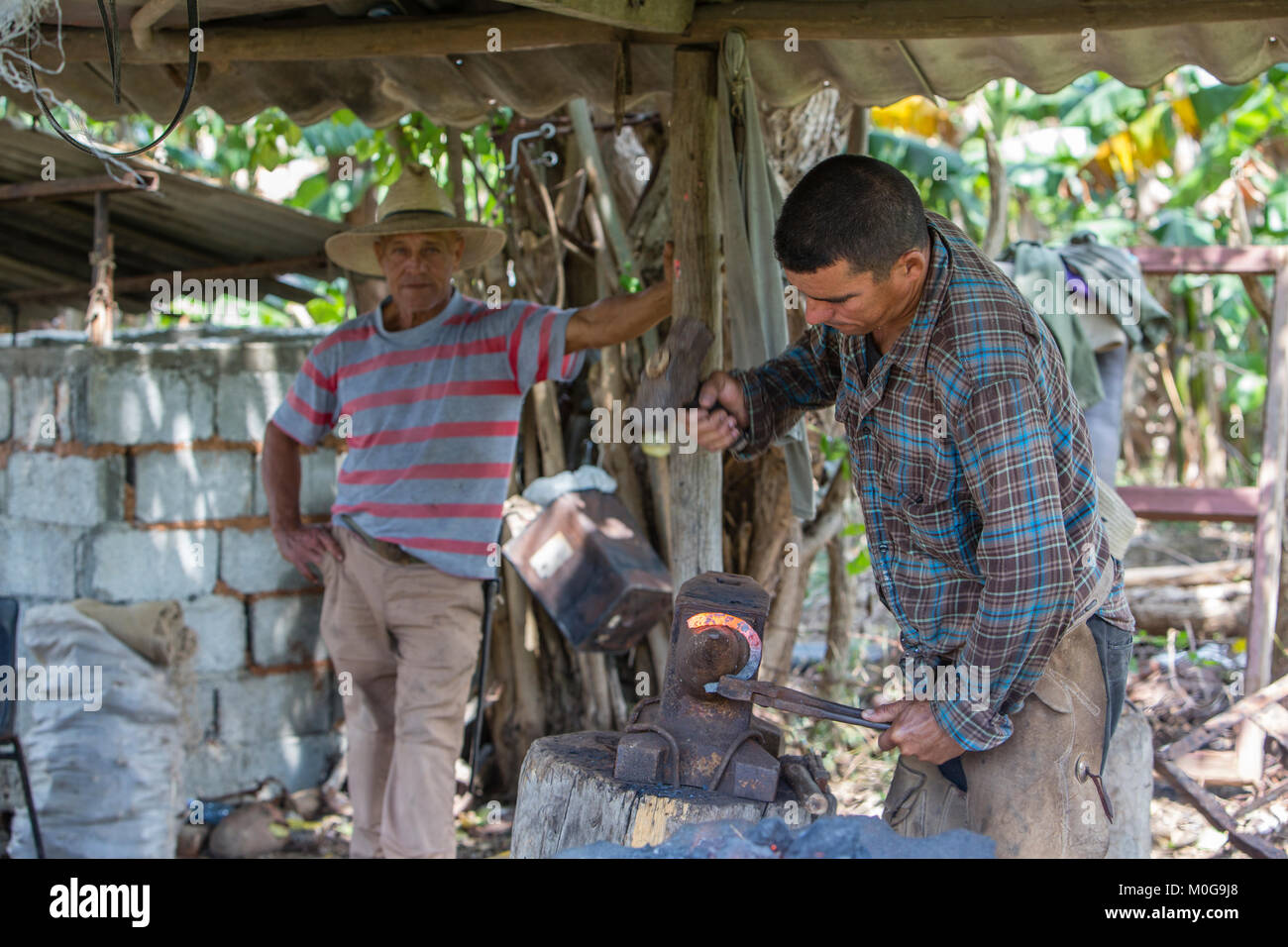 Forgeron anvil Banque de photographies et d’images à haute résolution ...