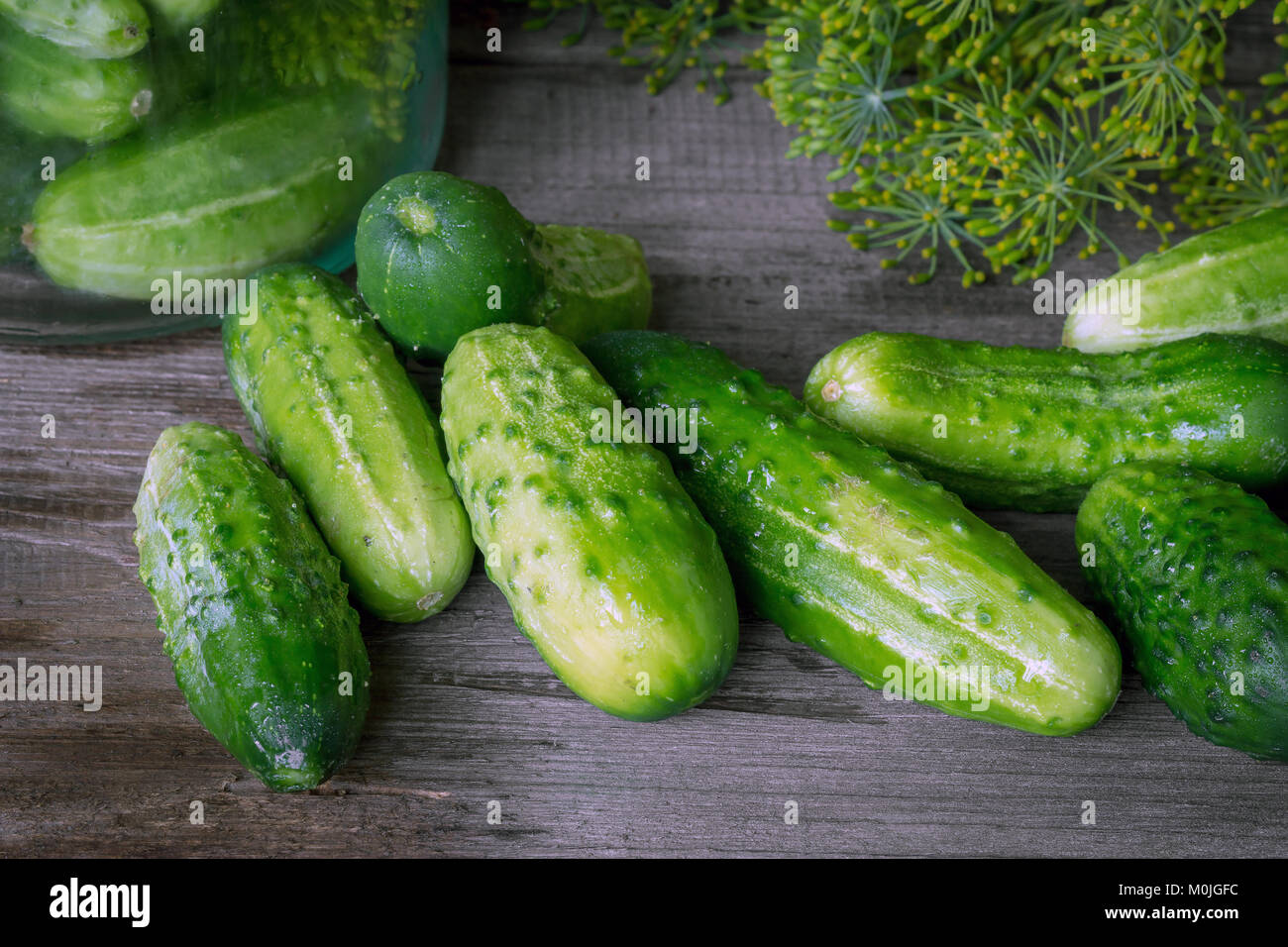 Pots de concombre mariné au vinaigre de table rustique Photo Stock - Alamy
