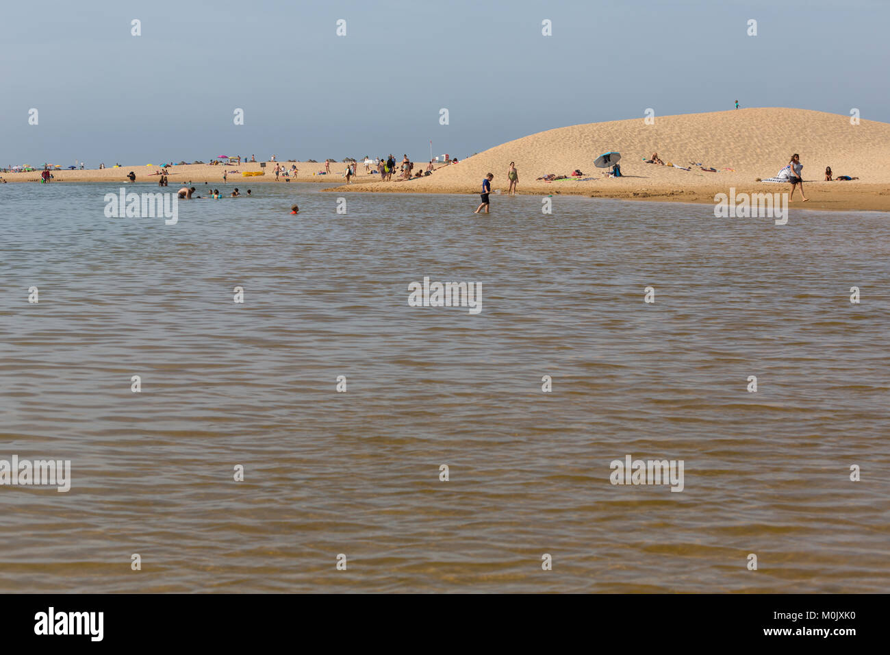 PRAIA DA BORDEIRA, PORTUGAL - 20 août 2017 : les personnes à proximité des dunes de la célèbre ...