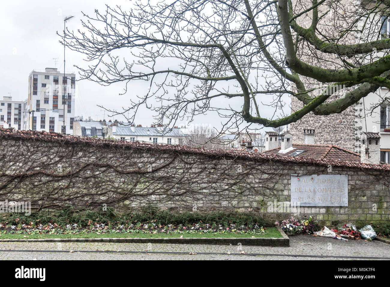 Communards Mur Mur Des Federes Avec Une Plaque En Français à La