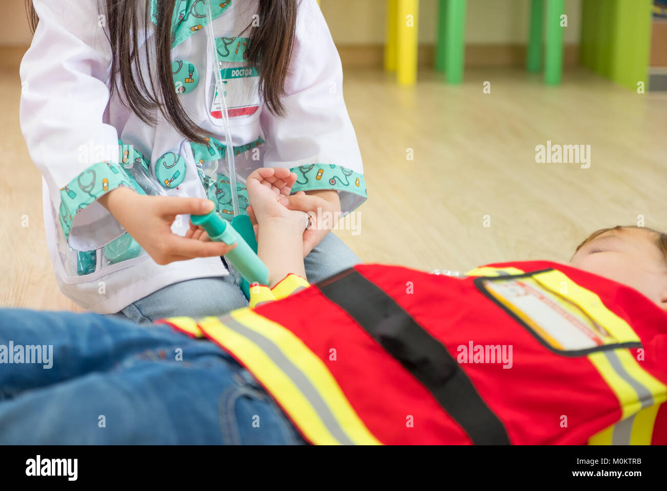 Déguisement enfant pompier Banque de photographies et d’images à haute ...