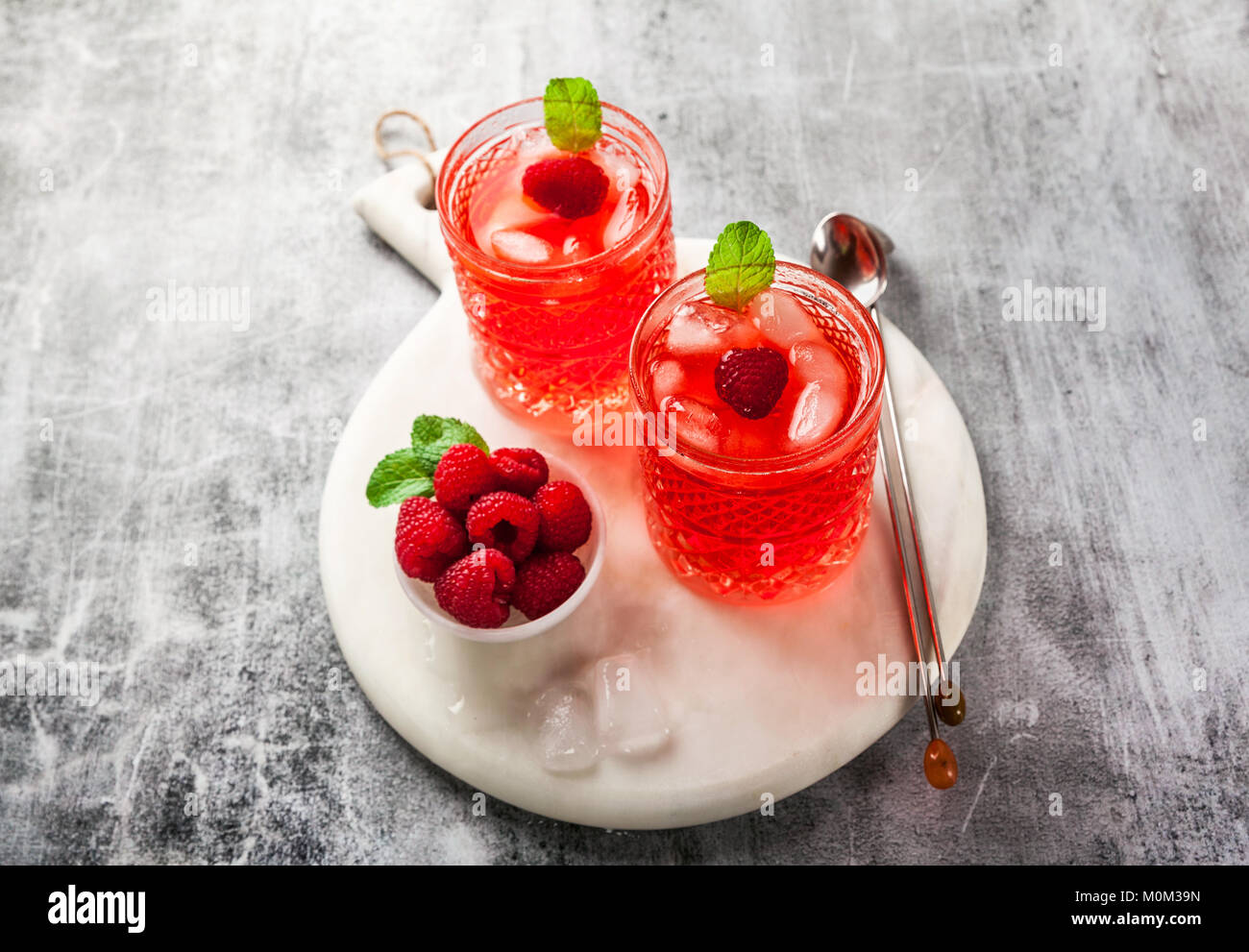 Boisson alcoolisée avec liqueur de framboise et glace. deux verres de ...