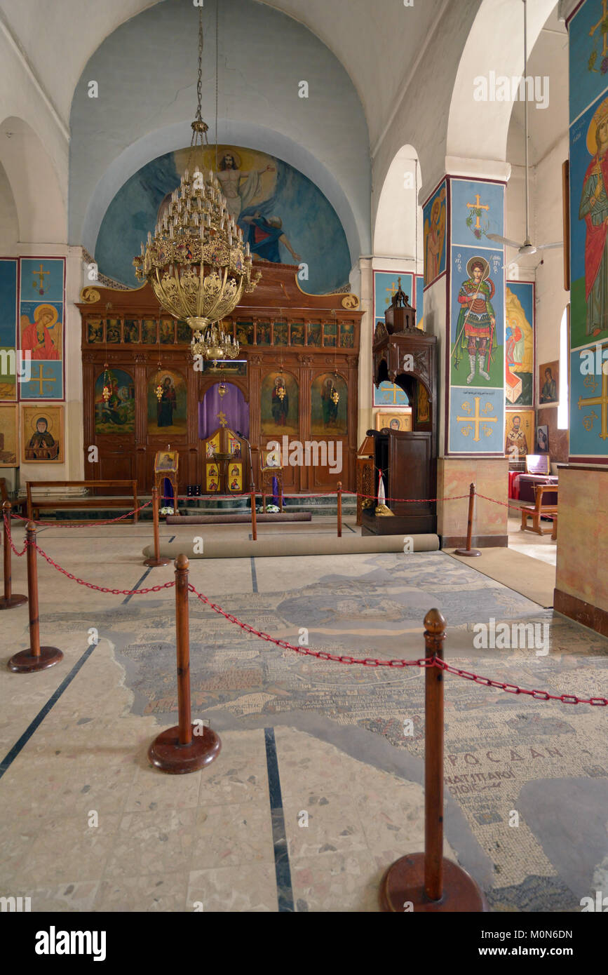 Madaba, Jordanie - Mars 19, 2014 : l'intérieur de l'église Saint ...