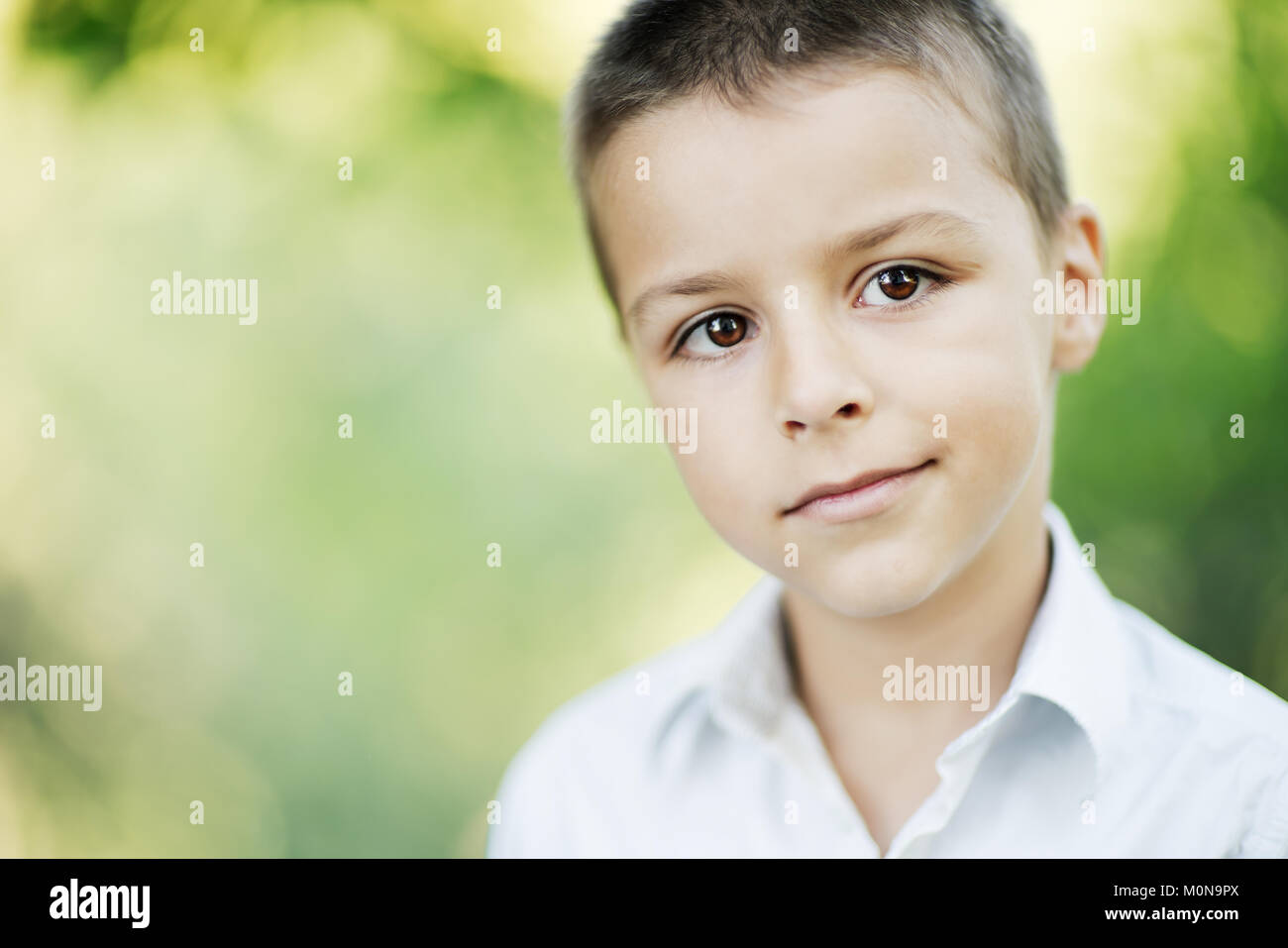 Latino teen boy portrait Banque de photographies et d’images à haute ...