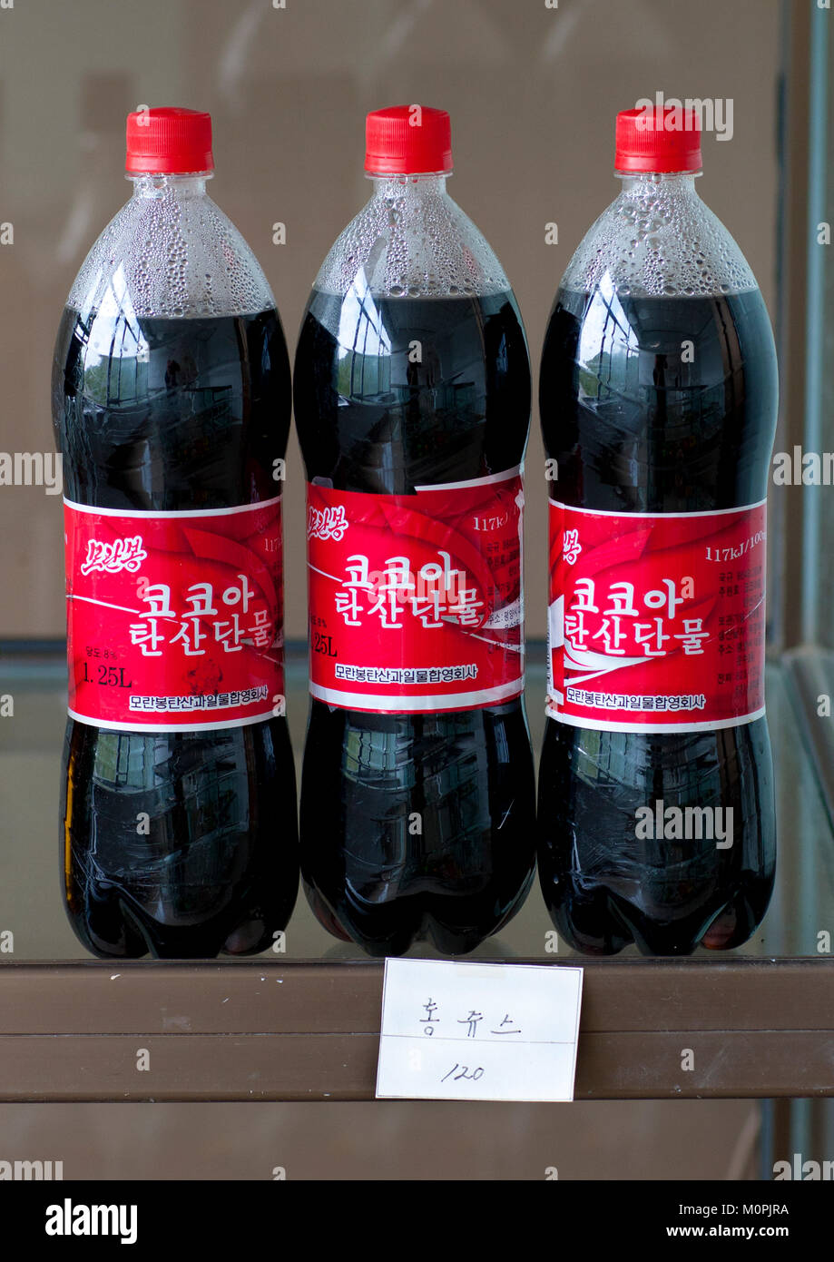 Trois grandes bouteilles de coca cola nord-coréen nommé cocoa de soude ...