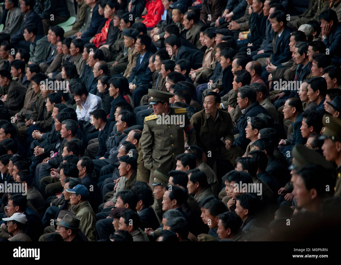 Foule dans le stade Kim Il Sung pendant un match de football, de la ...