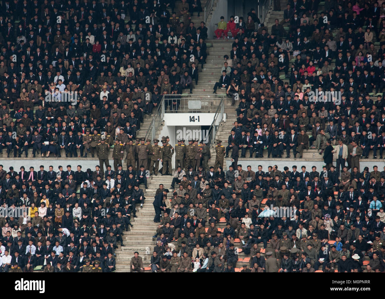 Foule dans le stade Kim Il Sung pendant un match de football, de la ...
