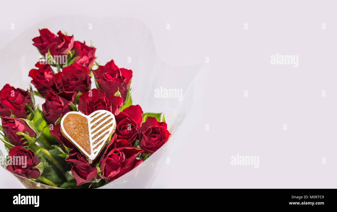 Bouquet de roses rouges et de décoration coeur pour la bonne chance ...