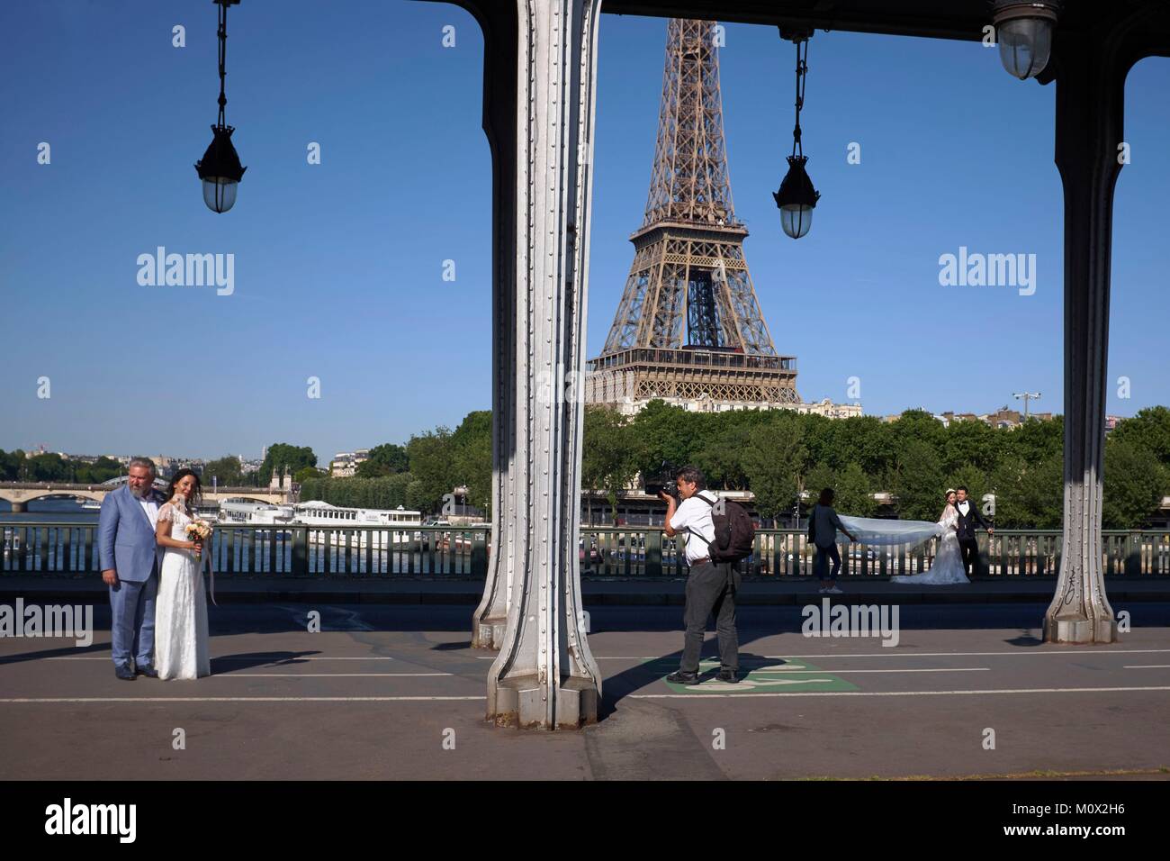 Pont de bir hakeim tour eiffel Banque de photographies et d’images à haute résolution - Alamy