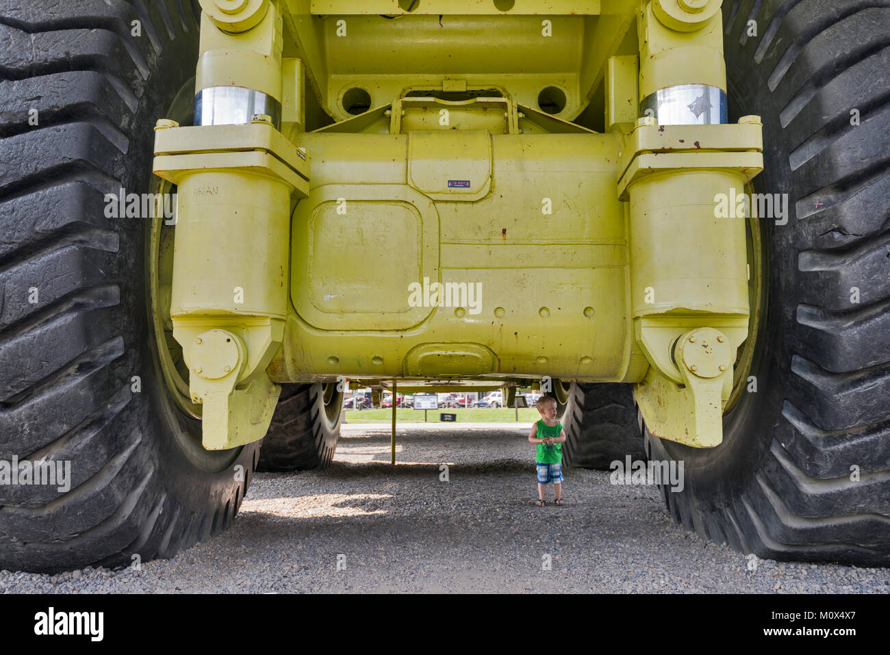Petit enfant explorer Terex Titan, grand routier pour mines à ciel ...