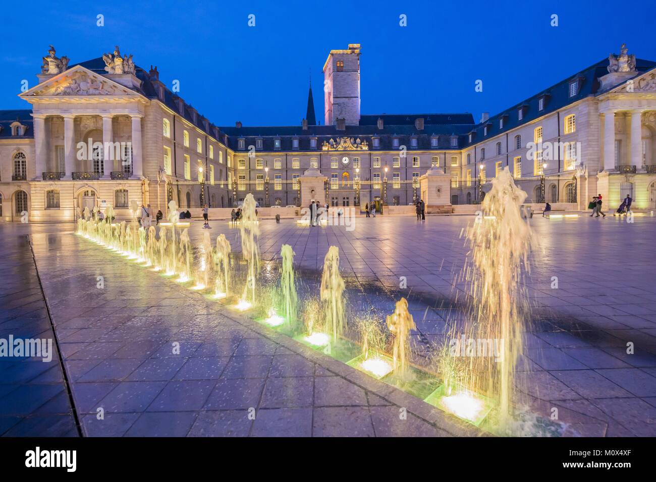 France, Côte d'Or,Dijon,Place de la libération avec la Tour Philippe le ...