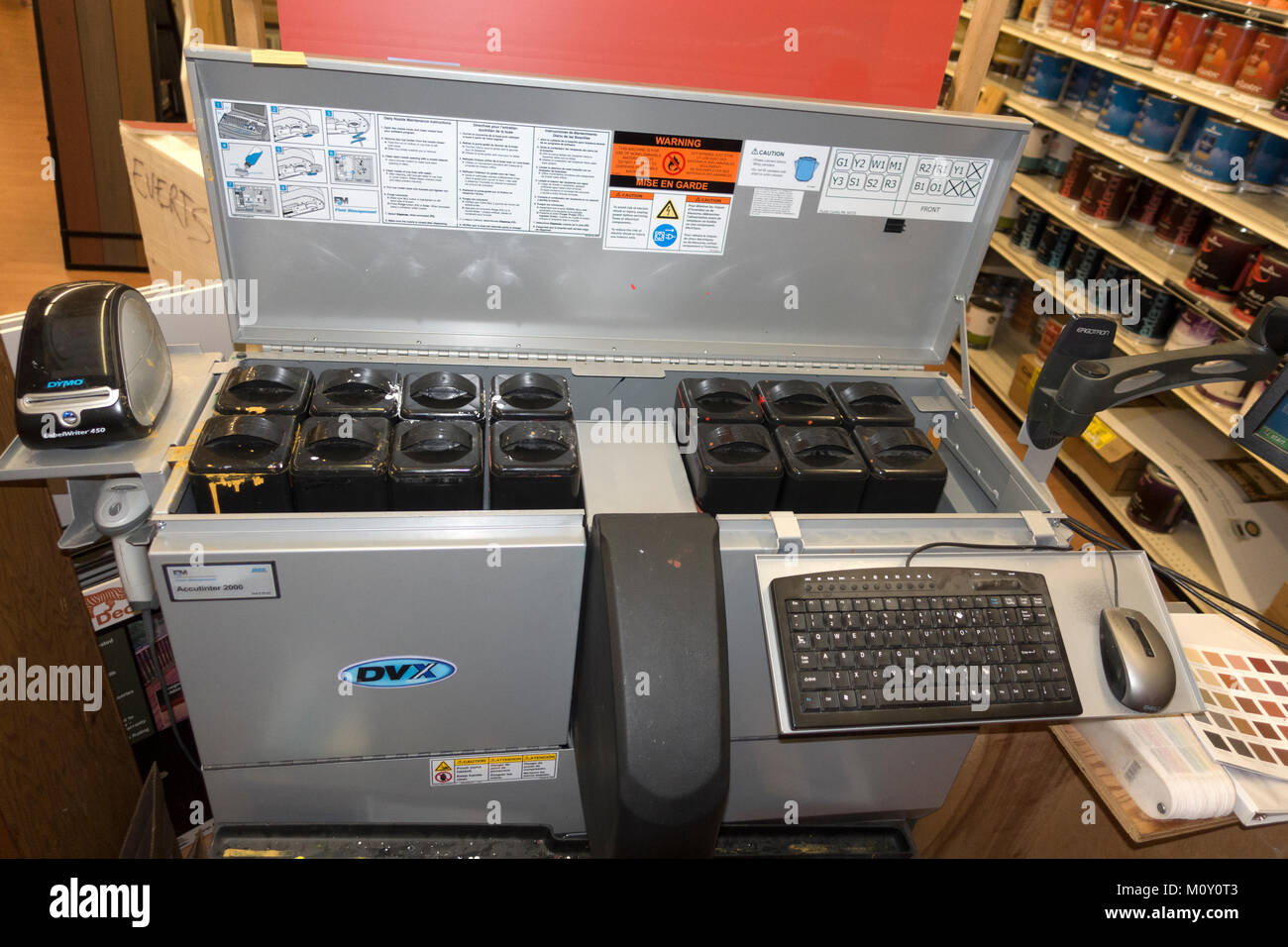 À l'intérieur de l'ordinateur électronique ou machine à teinter la ...