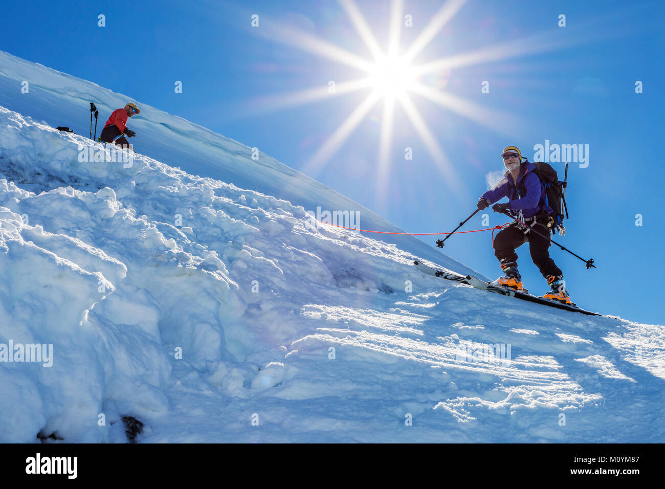 Pistes de ski alpinistes sur la neige Banque de photographies et d ...