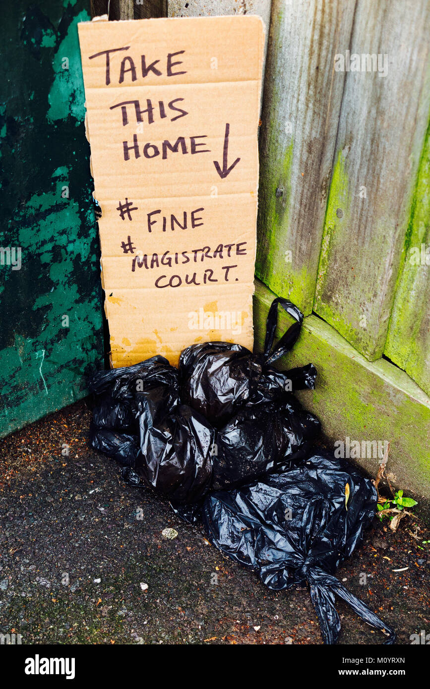 Sac de caca de chien mis au rebut Banque de photographies et d’images à ...
