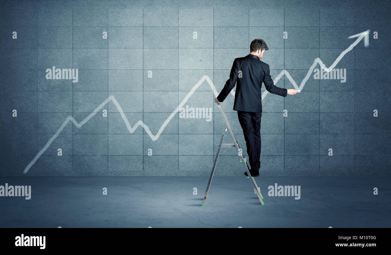 Un homme debout sur une échelle et de l'élaboration d'un graphique sur ...