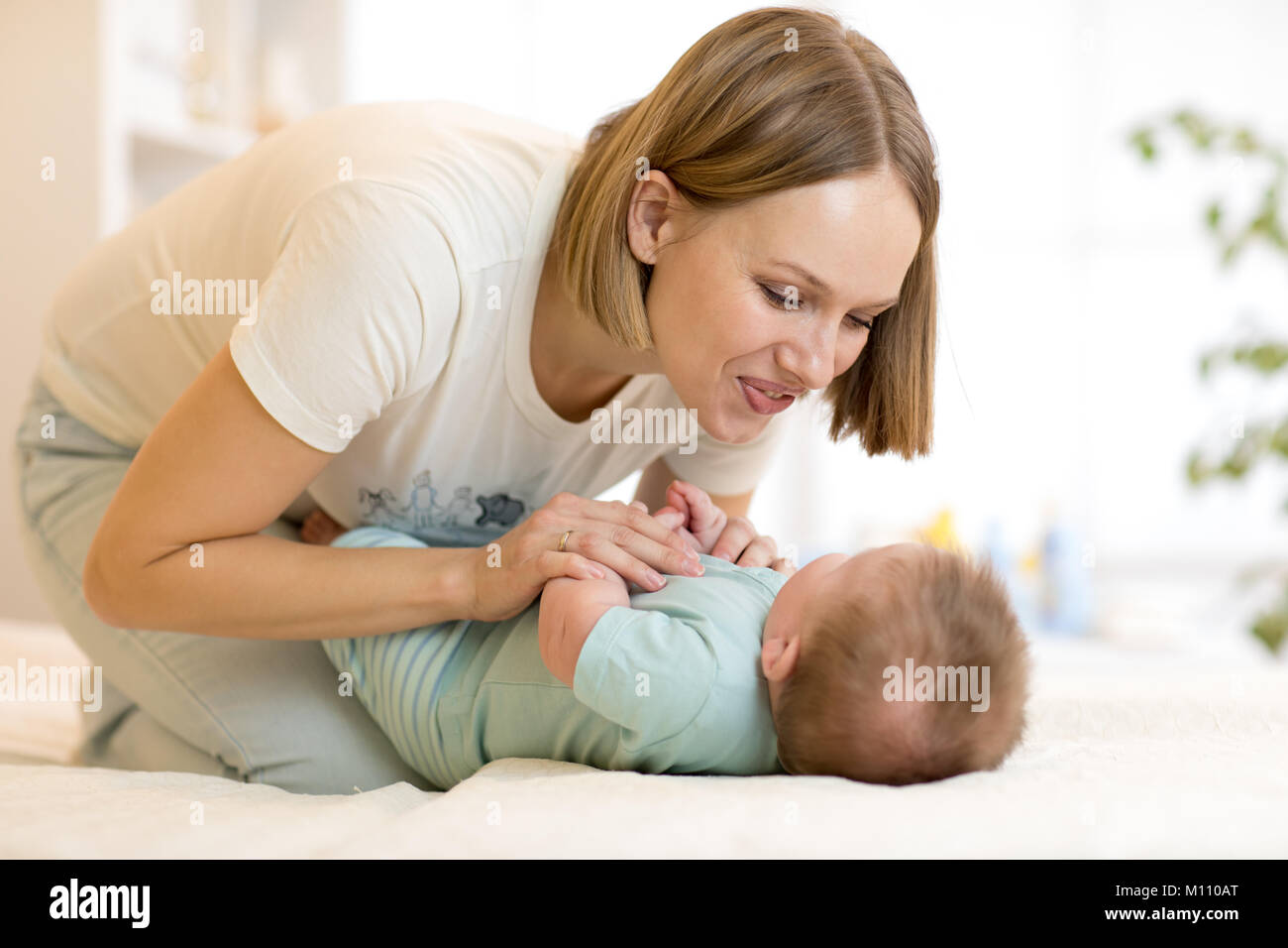 Femme qui allaite un bébé Banque de photographies et d’images à haute ...