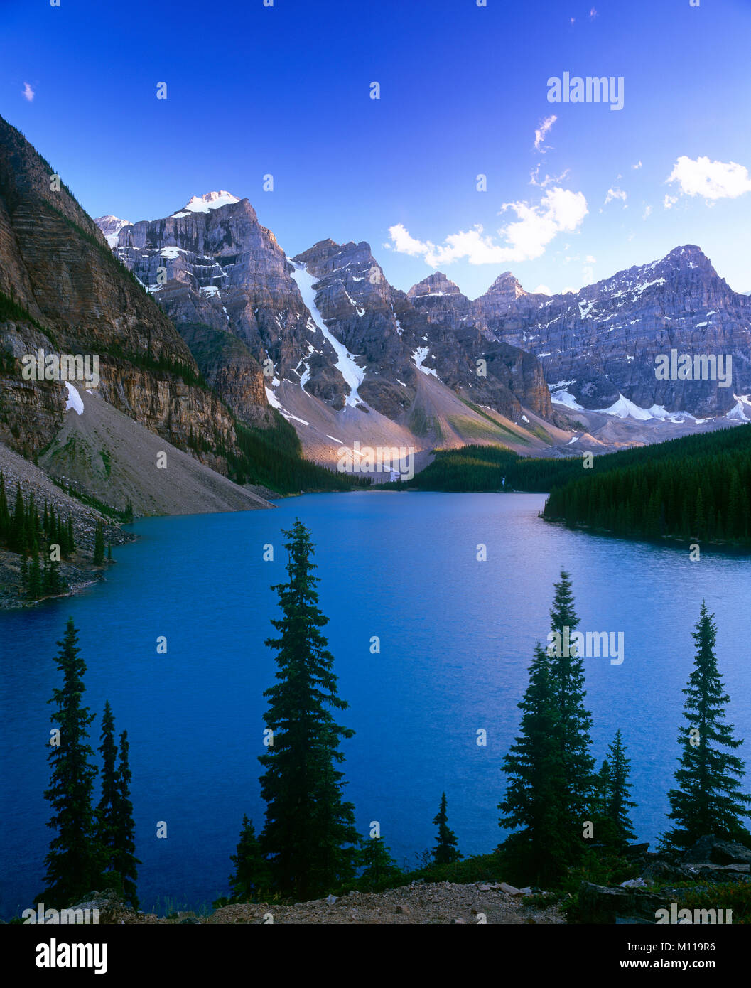 Moraine lake alberta canada Banque de photographies et d’images à haute ...