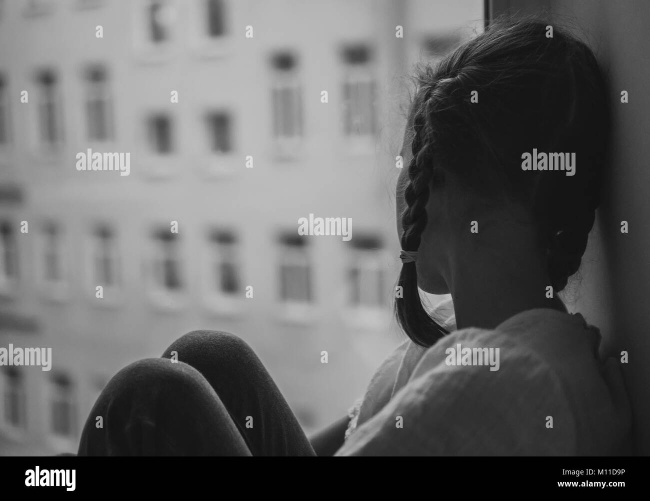 Petite Fille Triste Banque d'images noir et blanc - Alamy