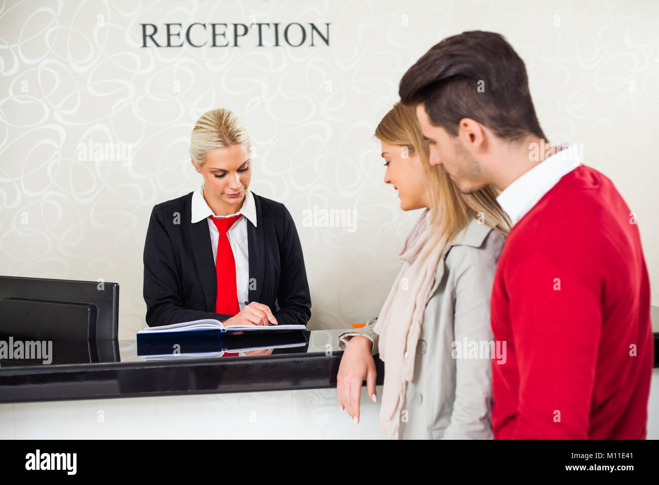 Black hotel receptionist Banque de photographies et d’images à haute ...