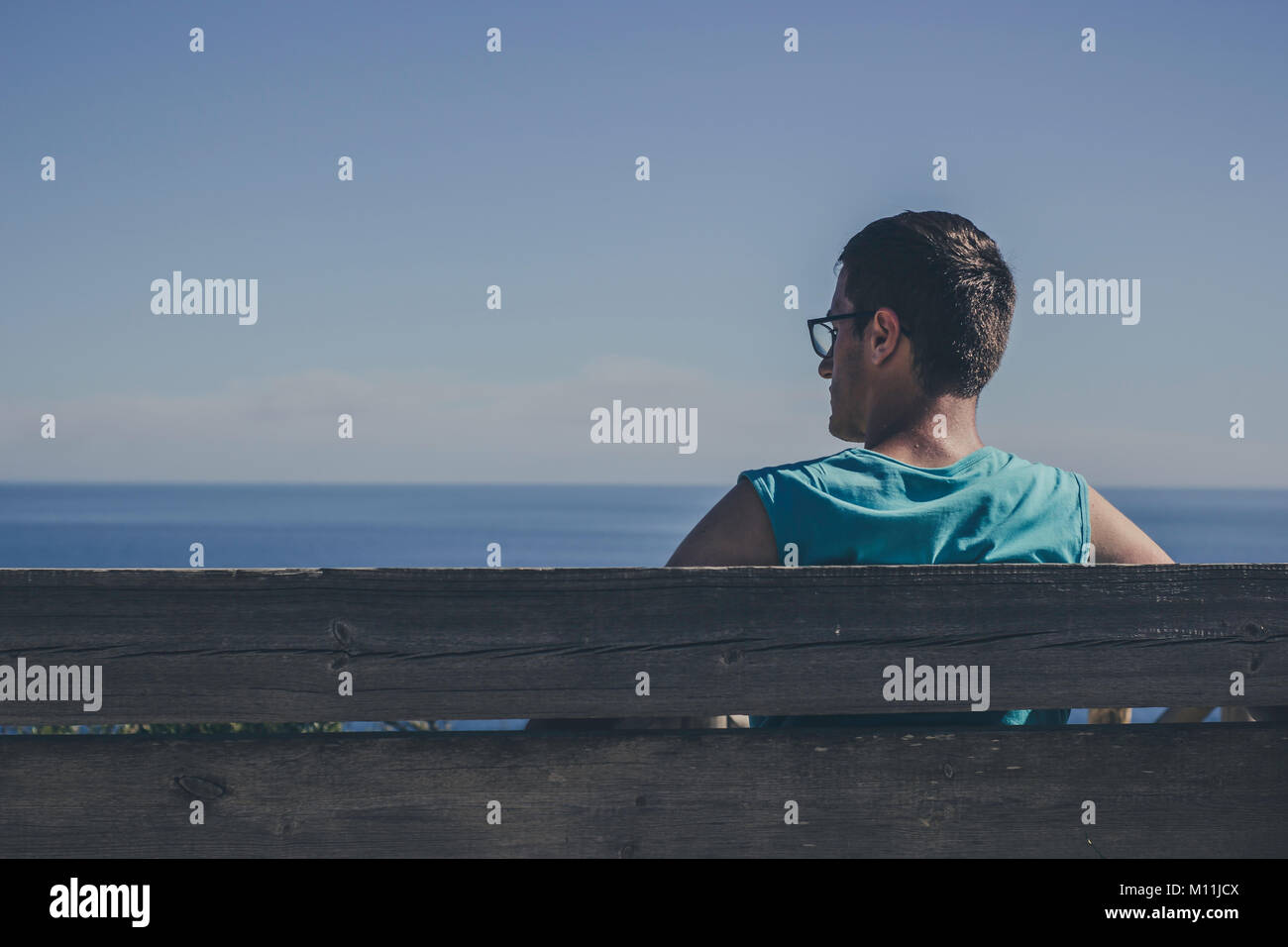 Jeune homme assis de dos Banque de photographies et d’images à haute ...