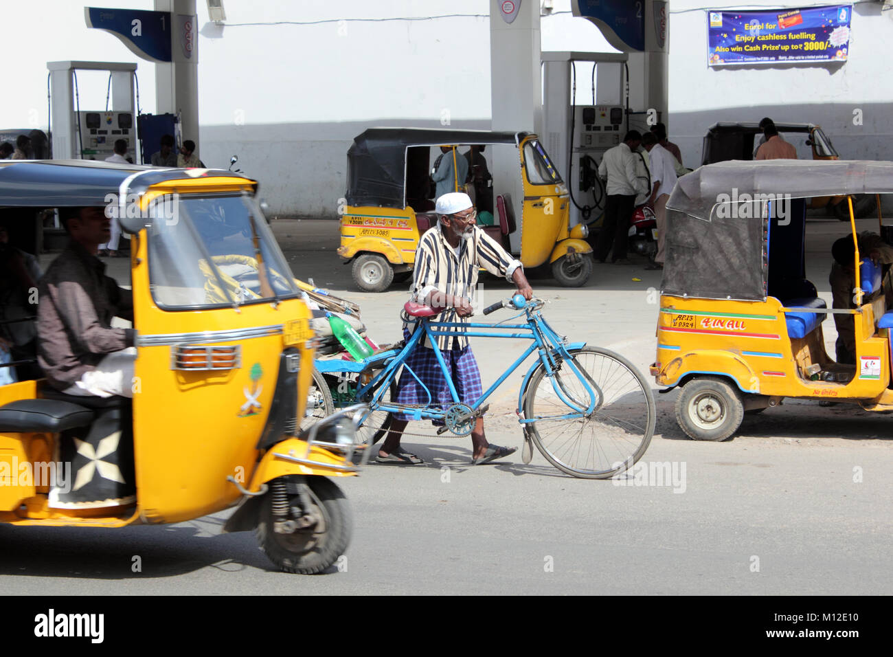 Poussant le pousse pousse Banque de photographies et d’images à haute ...