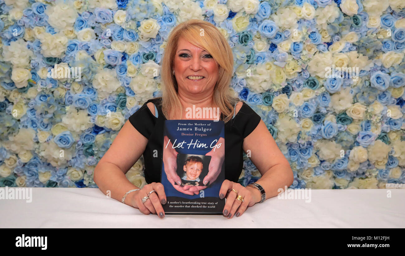 Denise Fergus, la mère de l'enfant assassiné James Bulger, avec son ...