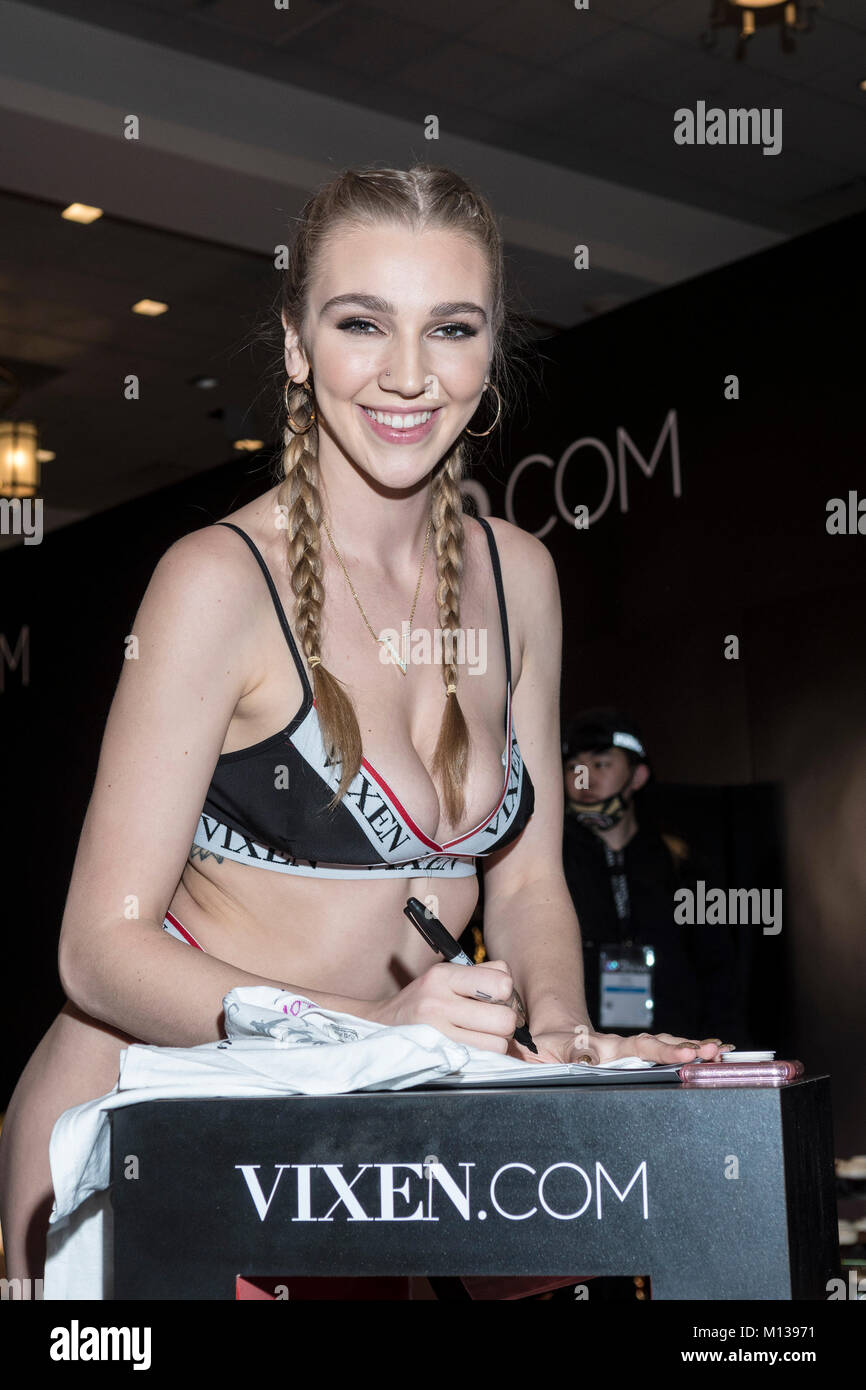 Las Vegas, NV, USA. 25 Jan, 2018. Kendra Sutherland au jour 2 à l'AVN 2018 Divertissement pour ...