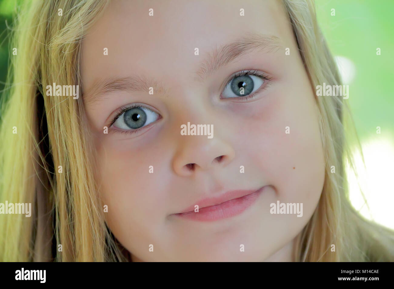 Belle jeune fille aux yeux bleus Banque de photographies et d’images à ...