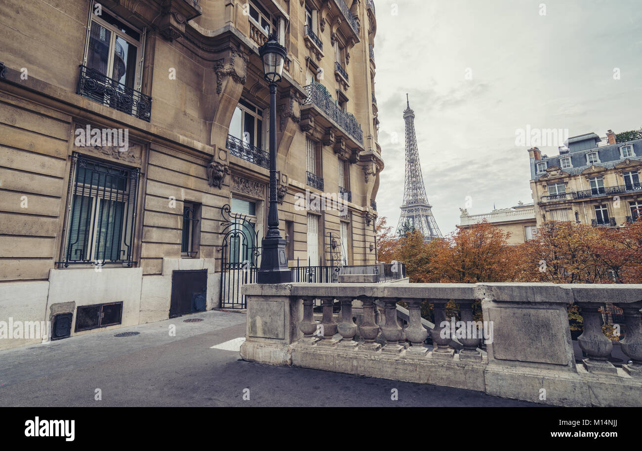 Une petite rue de paris avec vue sur la tour Eiffel à l'automne Photo ...