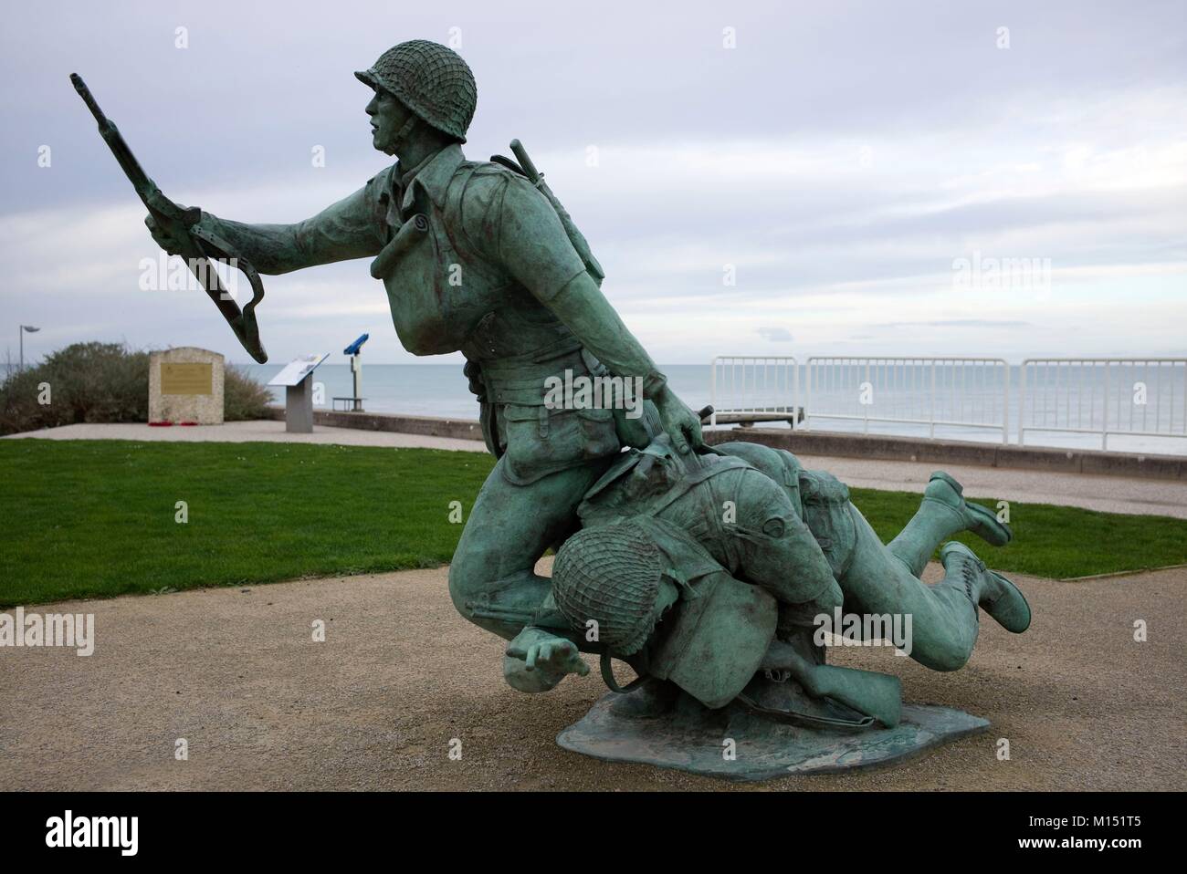France, Calvados, Vierville sur Mer, la statue de ces deux soldats ...
