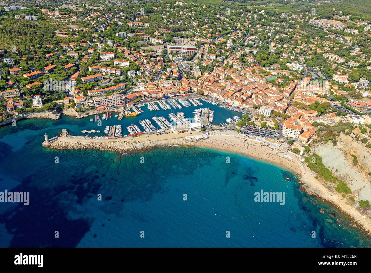 France, Bouches du Rhône, Cassis, Anse de la Grande Mer, le port et ...