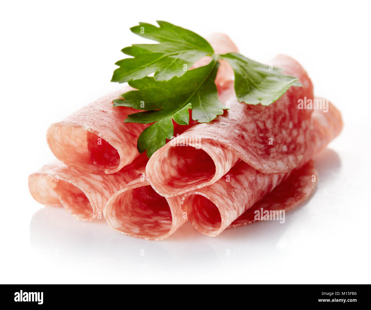 Tranches de saucisson d'été avec les rouleaux de feuilles de persil ...