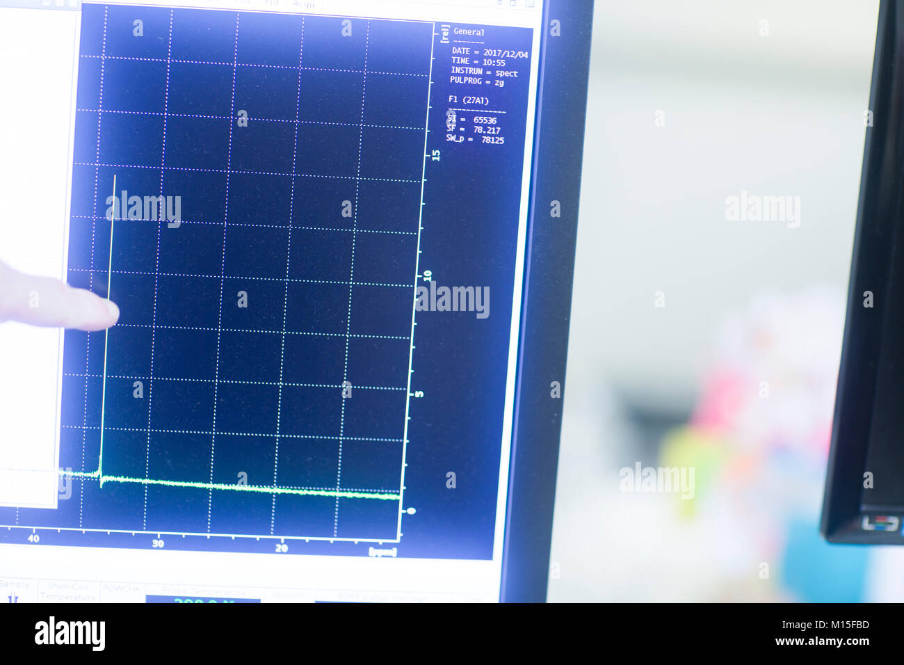 Chemist looking at RMN (spectroscopie par résonance magnétique ...