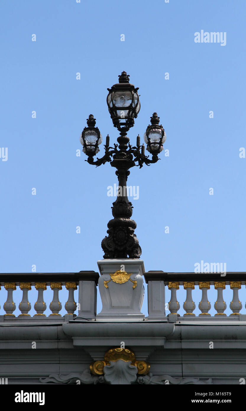 Garde-corps avec balustres et lampadaire lumière avec trois armes de la ...
