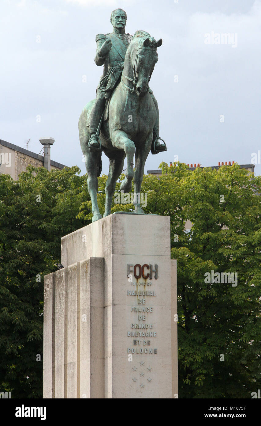 Equestrian statue en bronze du maréchal Ferdinand Foch par Robert ...