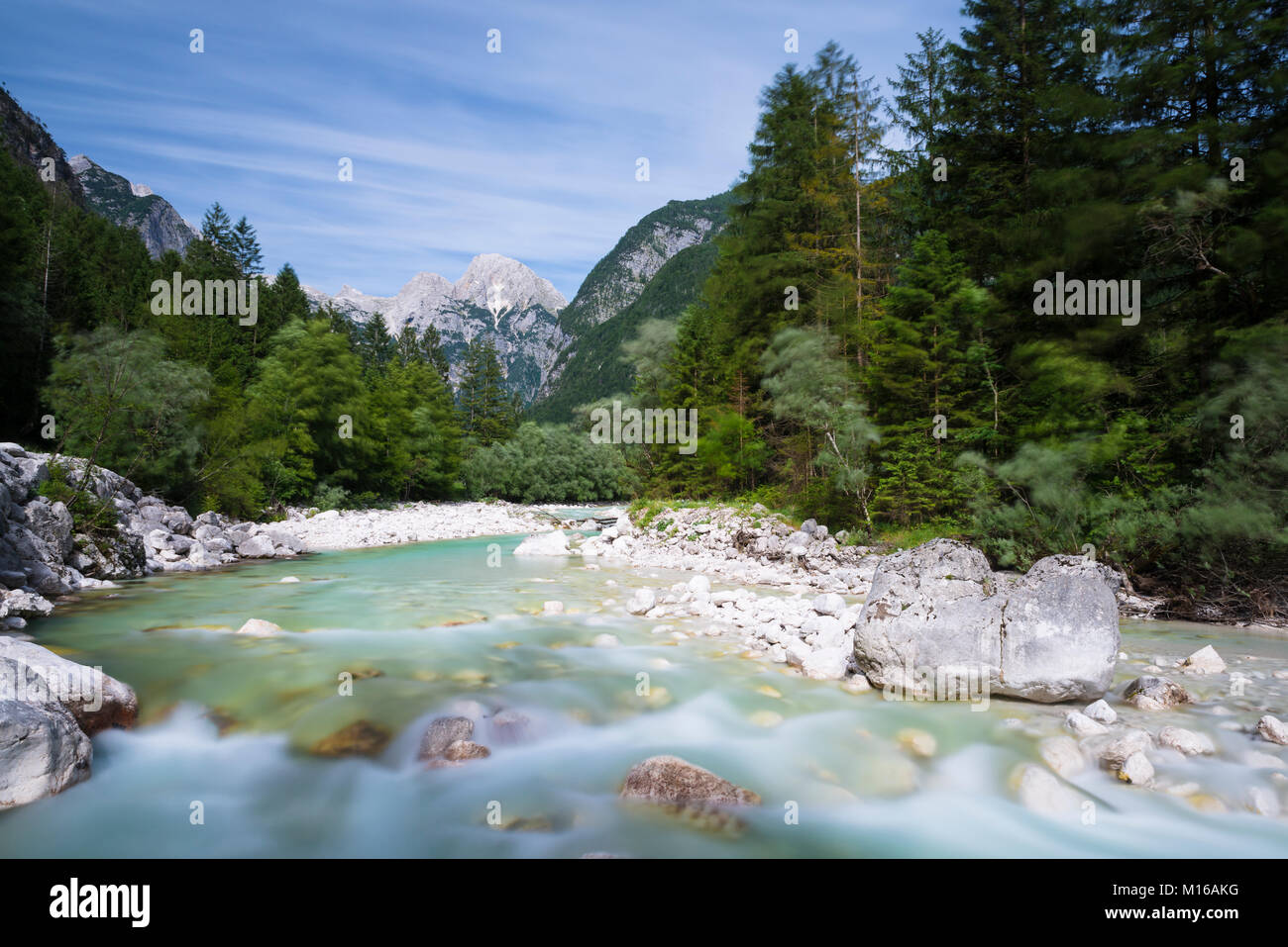 La rivière Soca avec crystal clear, bleu turquoise, l'eau de la vallée ...